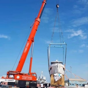 Lifting Boat at Port Rashid with LTM 1250 – Safest Lift Handling ...